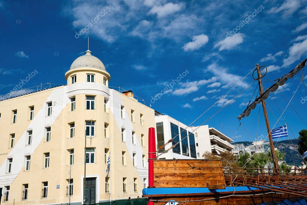 Volos ciudad, hermoso paseo marítimo con el emblema de la ciudad, barco ...