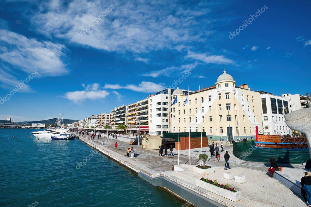 Volos ciudad, hermoso paseo marítimo con el emblema de la ciudad, barco ...
