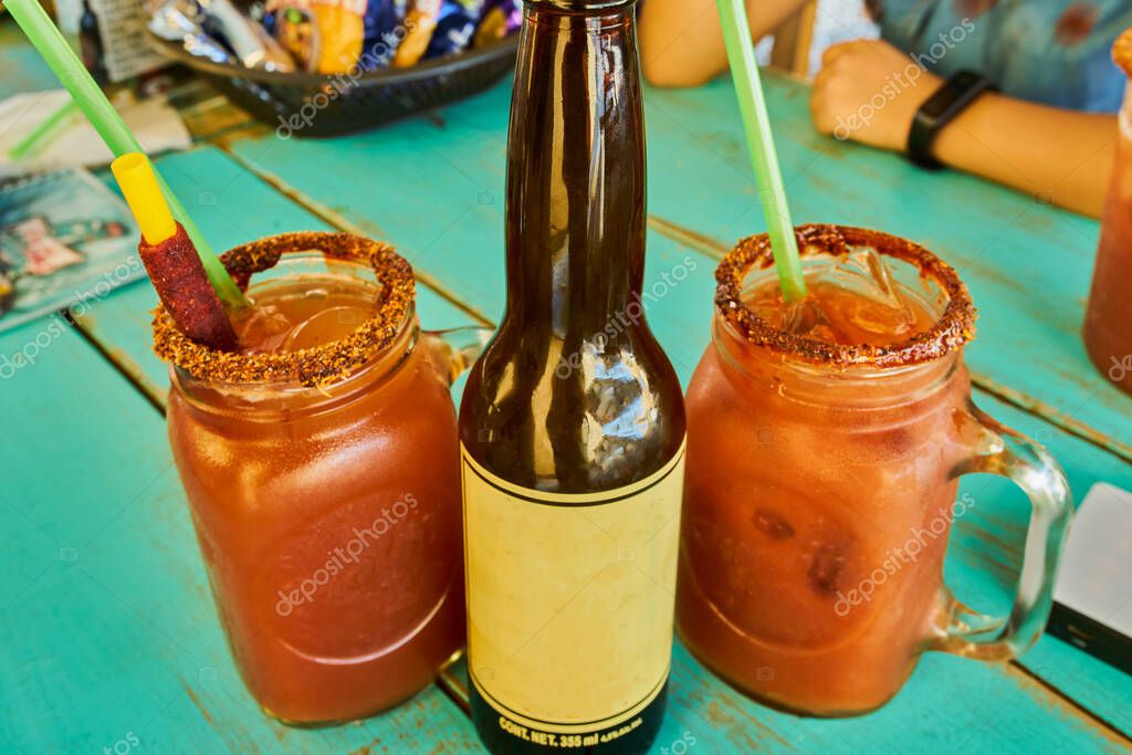 Michelada servida en vidrio de albañil con guarnición de caramelo de ...