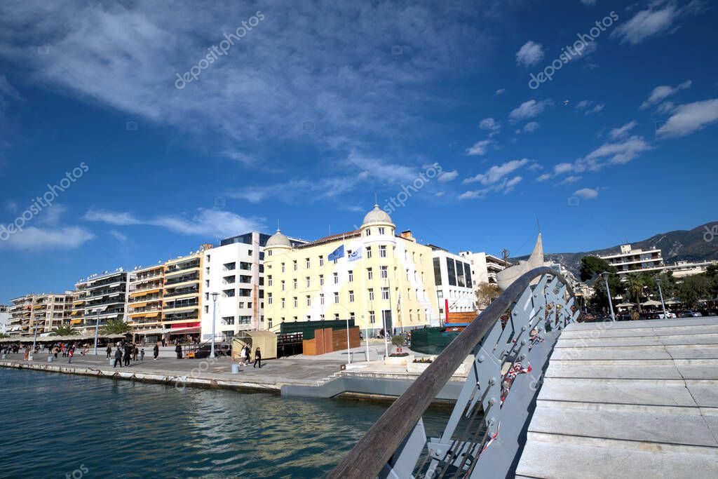 Volos ciudad, hermoso paseo marítimo con el emblema de la ciudad, barco ...