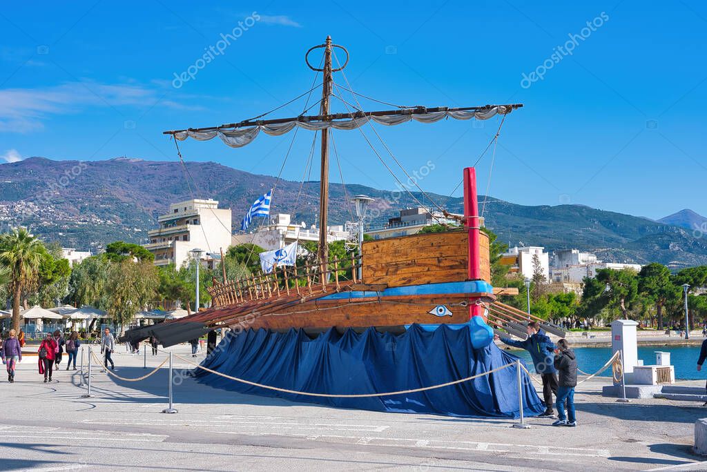 VOLOS, GRECIA - 01 / 12 / 2021: Argo se encuentra en su puerto, hermoso ...