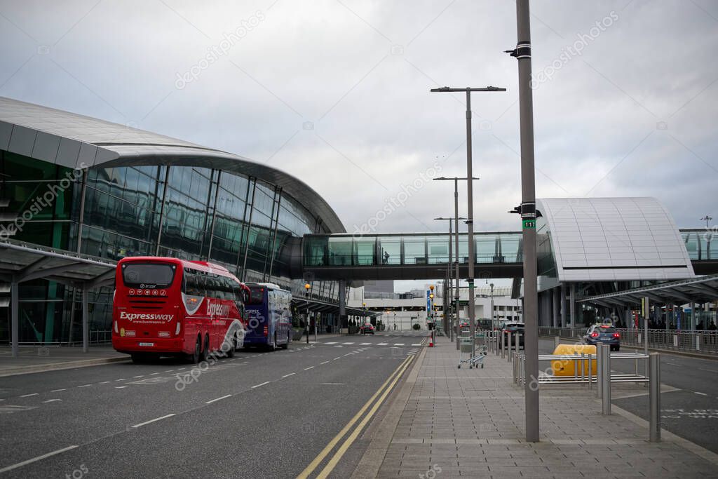 DUBLIN, IRLANDA - 11 / 11 / 2021: Autobuses estacionados junto al ...