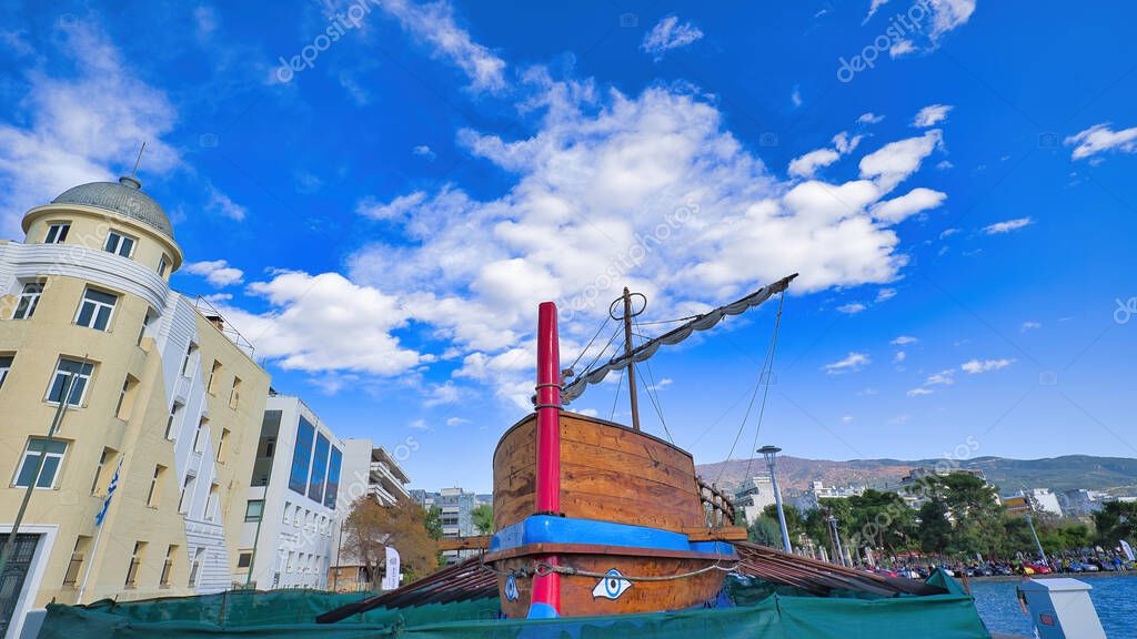 VOLOS, GRECIA - 02 / 11 / 2021: Argo se encuentra en su puerto, hermoso ...