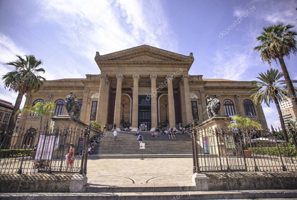 PALERMO, ITALIA - 14-sep-2019: El Teatro Massimo Vittorio Emanuele, más ... PALERMO, ITALIA - 14-sep-2019: El Teatro Massimo Vittorio Emanuele, más ...