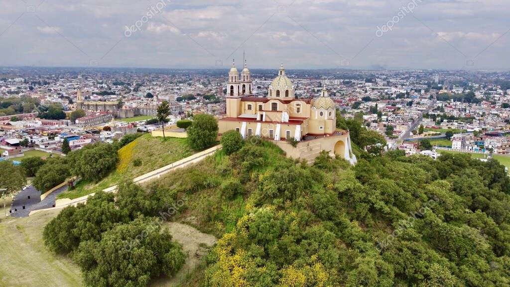 Una hermosa vista de la iglesia de Cholula México en una pirámide en ...
