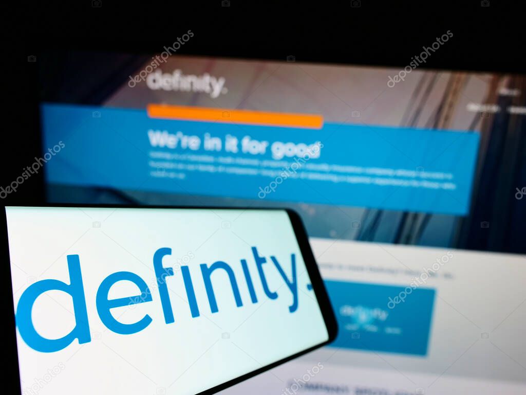 STUTTGART, ALEMANIA - 12 de diciembre de 2021: Teléfono móvil con el ...