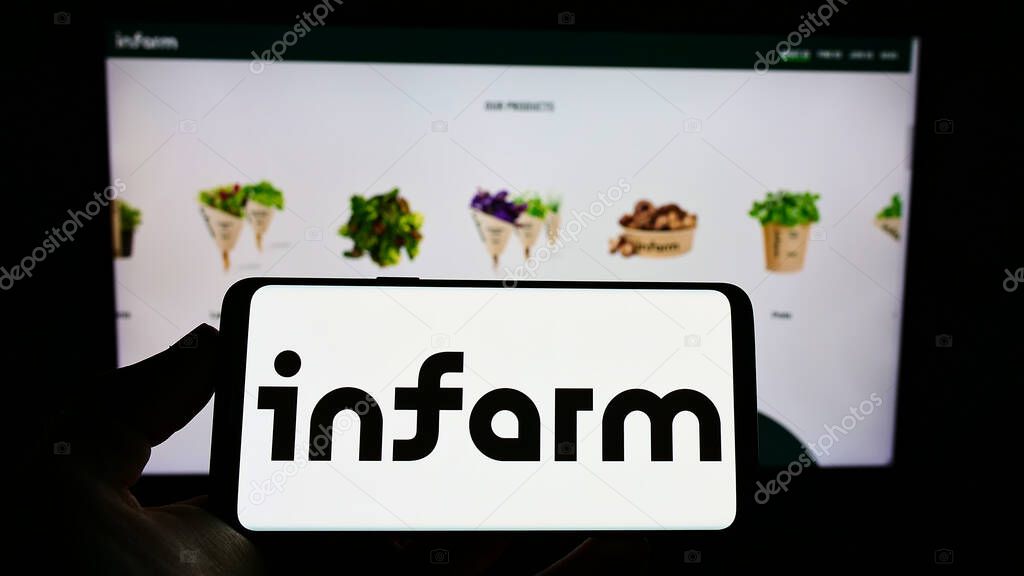 logotipo de infarm en la pantalla del teléfono inteligente y el monitor ...