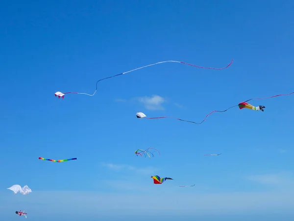 Niños volando cometas fotos de stock, imágenes de Niños volando cometas ...