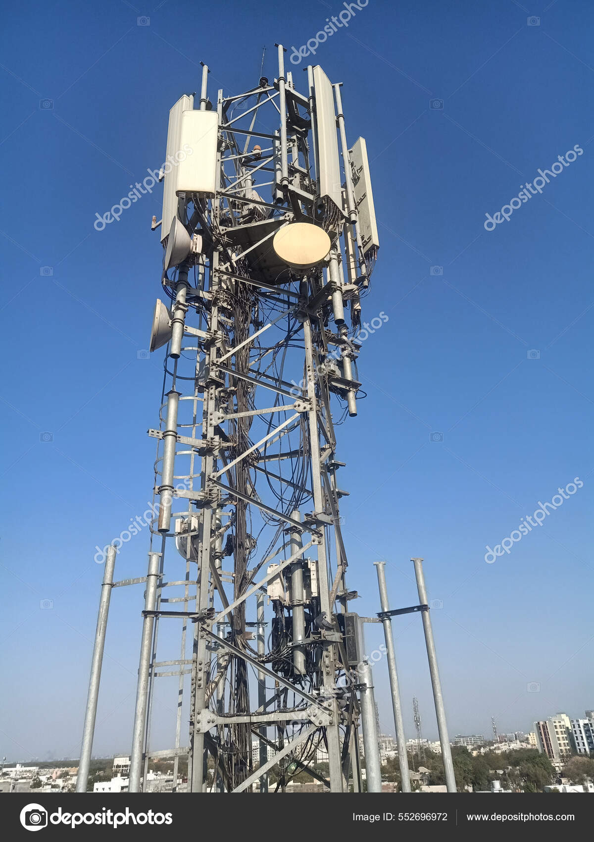 Torre Telecomunicações Tecnologia Comunicação — Foto © Wirestock #552696972