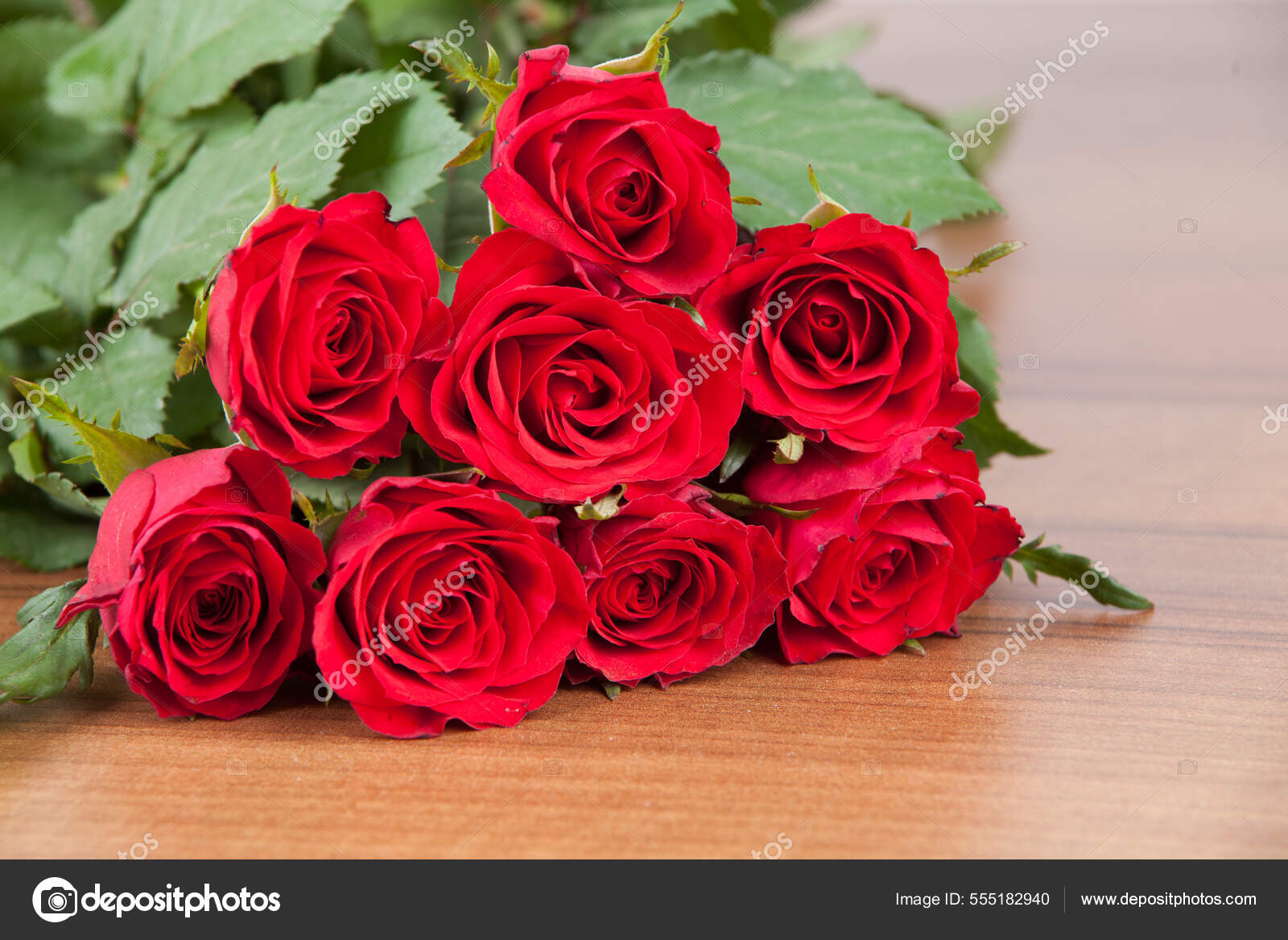 Red Roses Wooden Background — Stock Photo © Wirestock #555182940