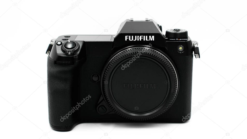 La cámara Fujifilm FX 50S es negra sobre un fondo blanco. Una cámara ...