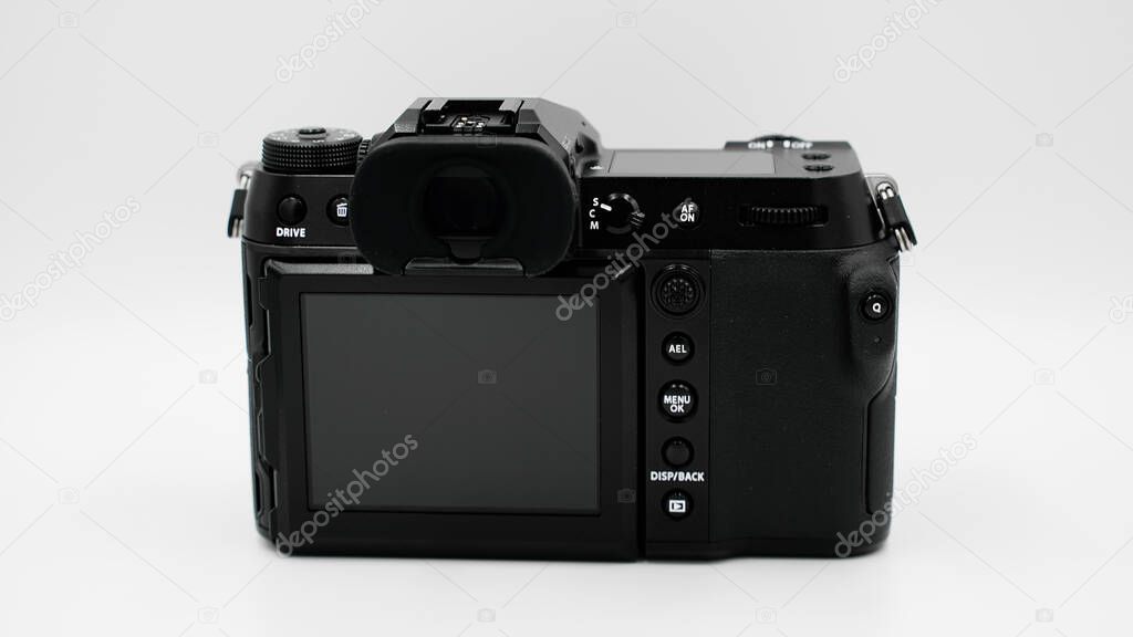 La cámara Fujifilm FX 50S es negra sobre un fondo blanco. Una cámara ...