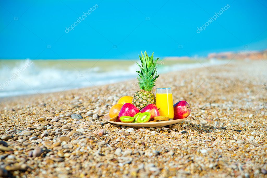 Placa de fruta fresca en la playa 2024