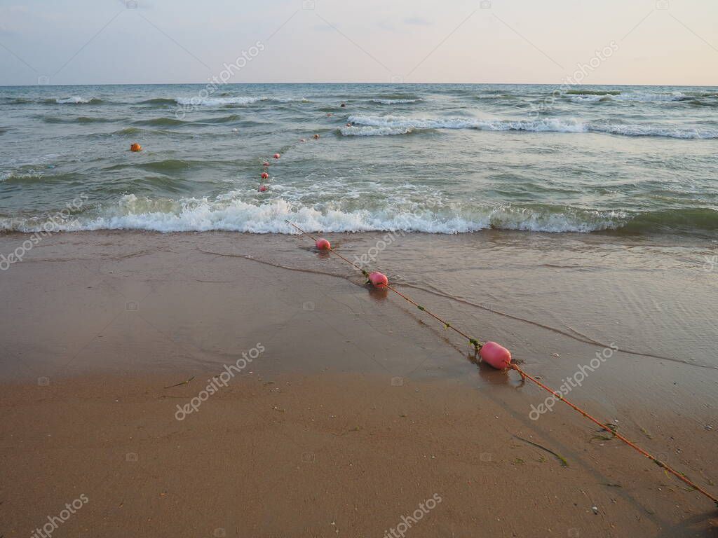 Boyas en una cuerda cerca del agua de mar. Las boyas son restricciones ...