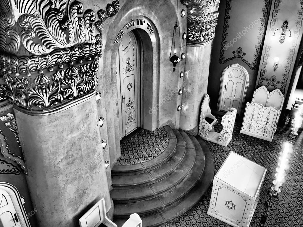 Bima, una elevación generalmente en el centro de la sinagoga, donde hay ...