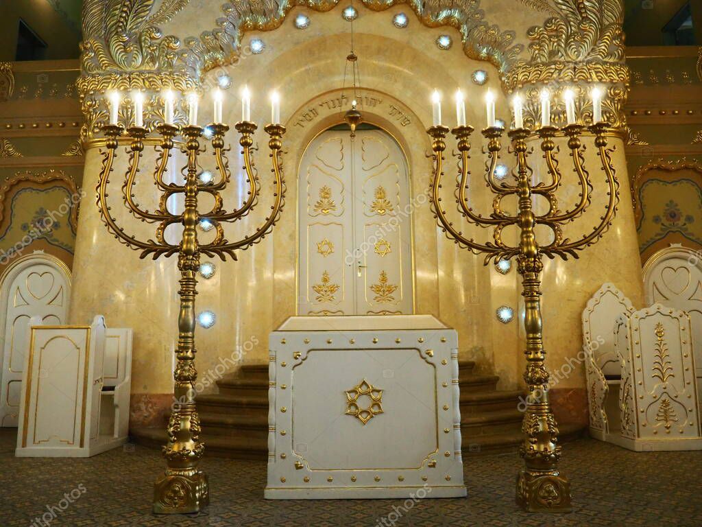Bima, una elevación generalmente en el centro de la sinagoga, donde hay ...