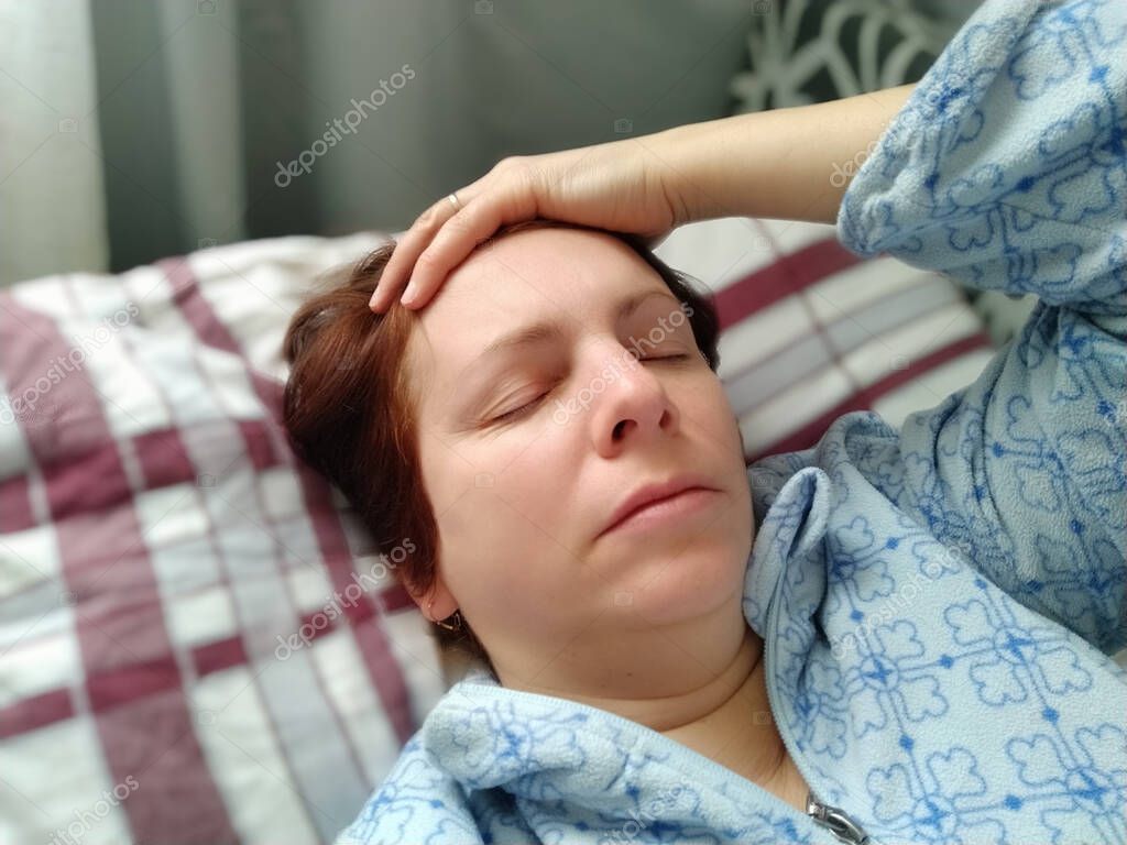 Mujer enferma en la cama. Dolor de cabeza, secreción nasal y frío ...
