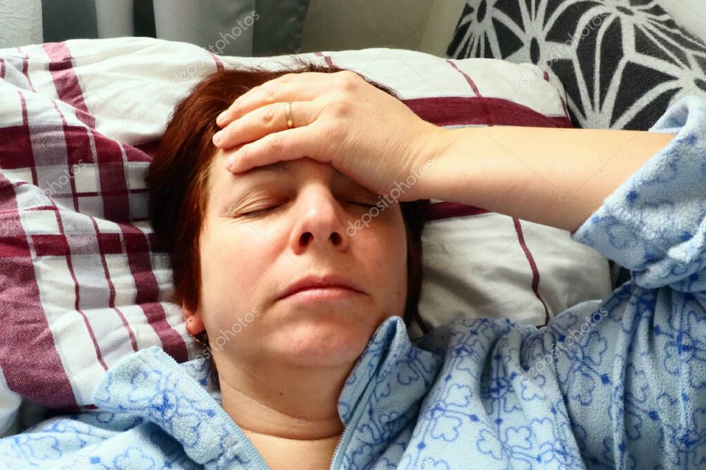 Mujer enferma en la cama. Dolor de cabeza, secreción nasal y frío ...