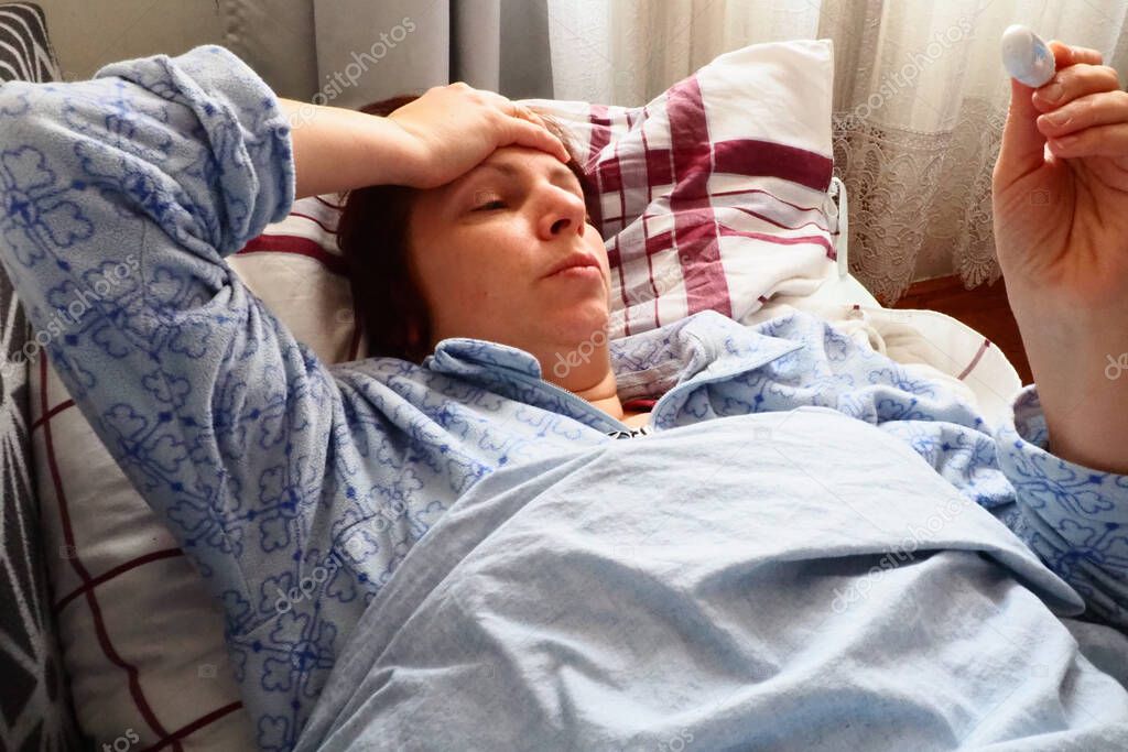 Mujer enferma en la cama. Dolor de cabeza, secreción nasal y frío ...