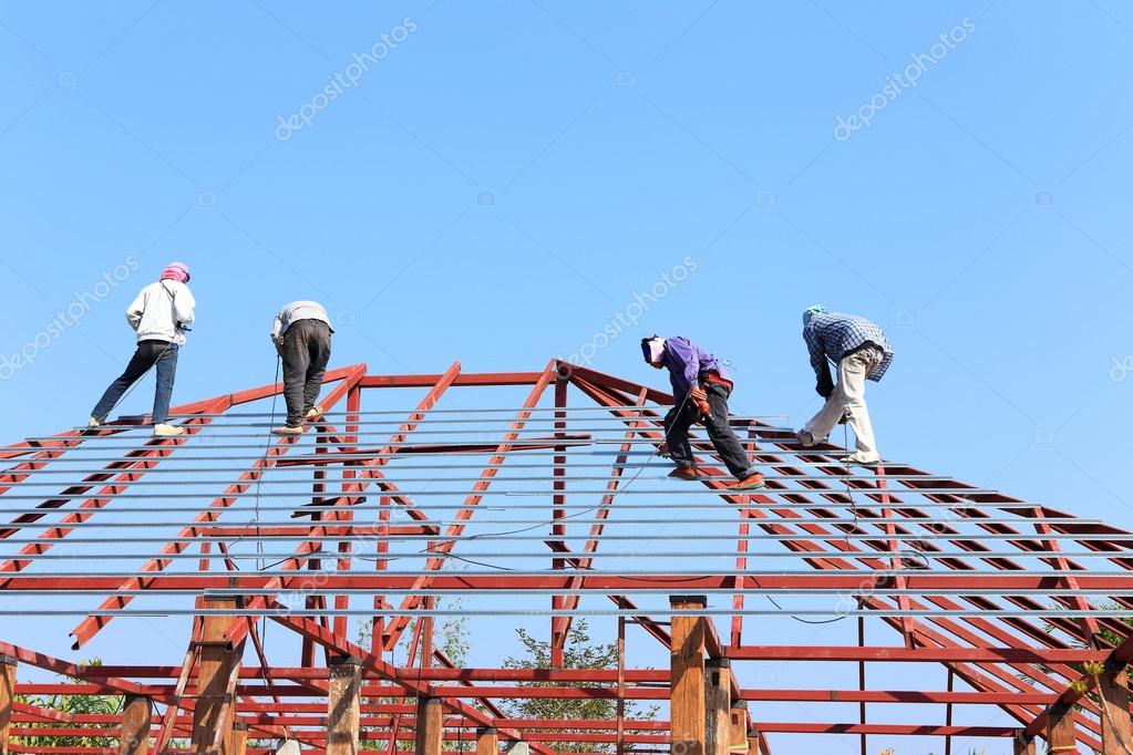 Labor working in construction site for roof prepare — Stock Photo ...