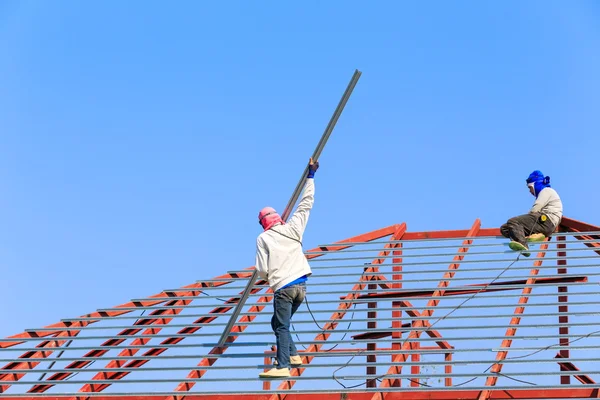 Labor working in construction site for roof prepare — Stock Photo ...