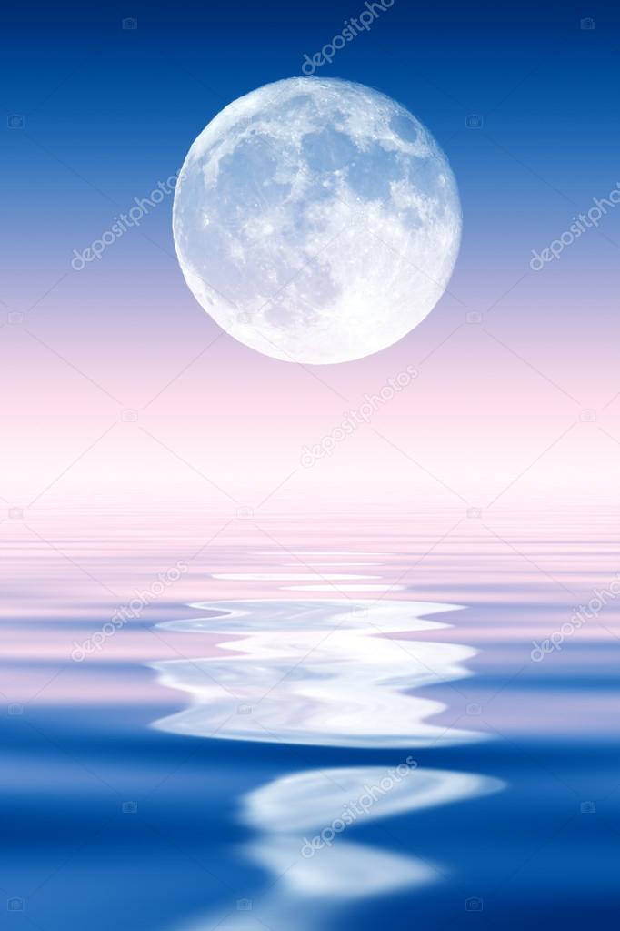Full Moon rising over ocean. — Stock Photo © logoboom #32911717