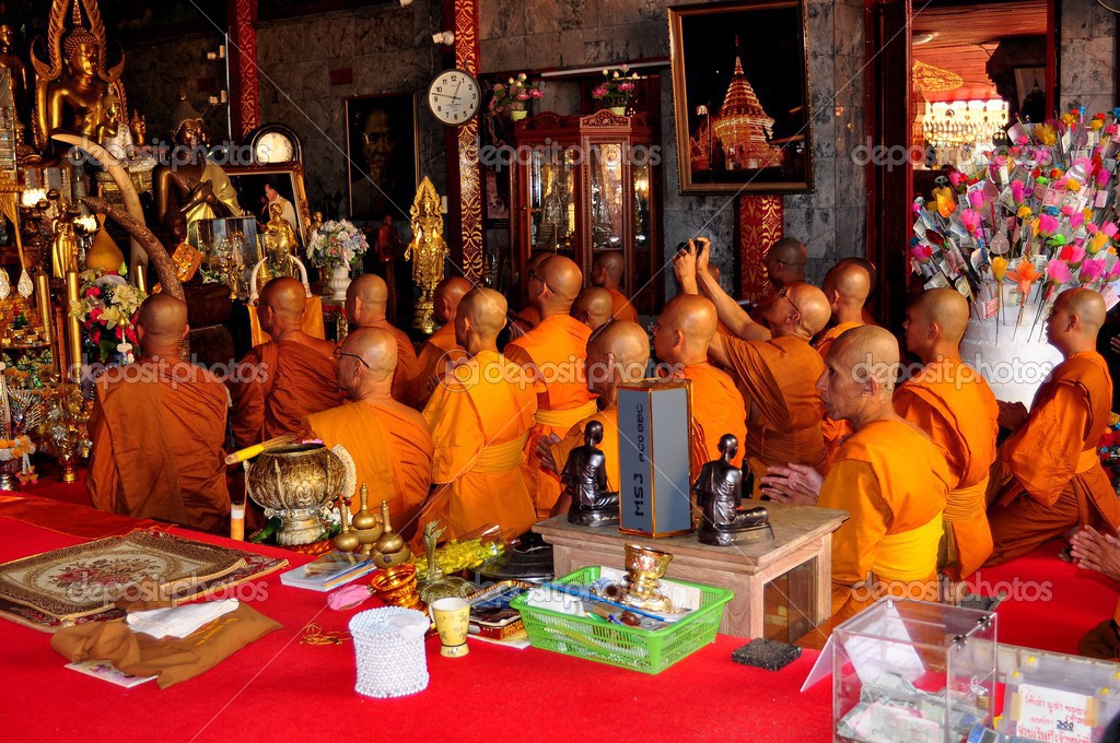 Chiang Mai, Tailandia: Monjes rezando en Wat Doi Suthep — Foto ...