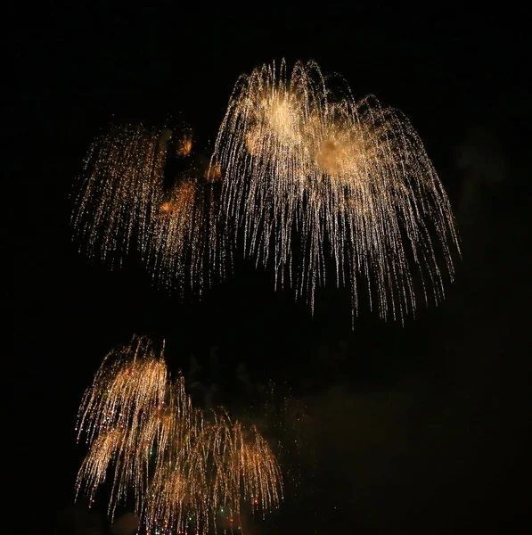 Feux d'artifice saluer froid Stock Photos, Royalty Free Feux d'artifice ...