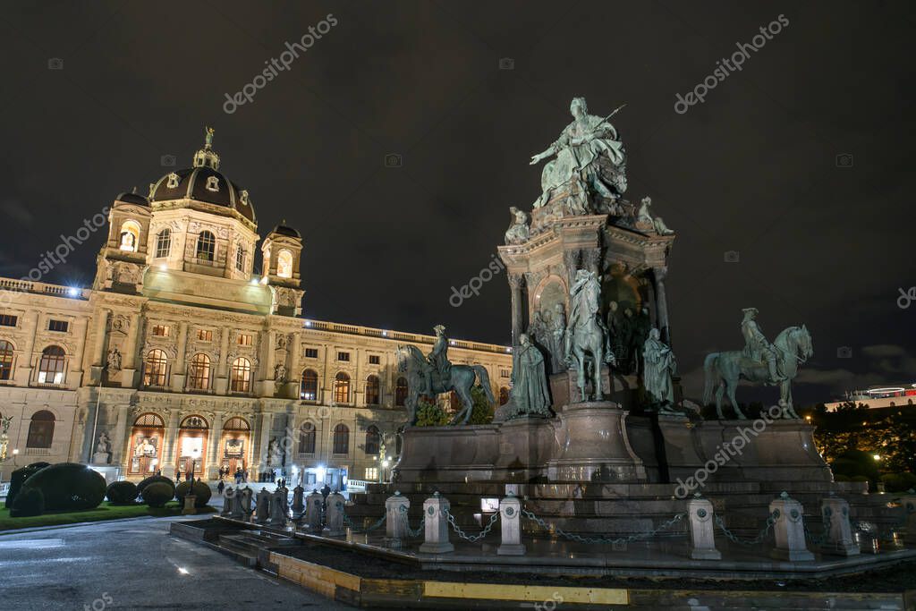 Monumento a la emperatriz María Teresa en la Plaza María Teresa con ... Monumento a la emperatriz María Teresa en la Plaza María Teresa con ...