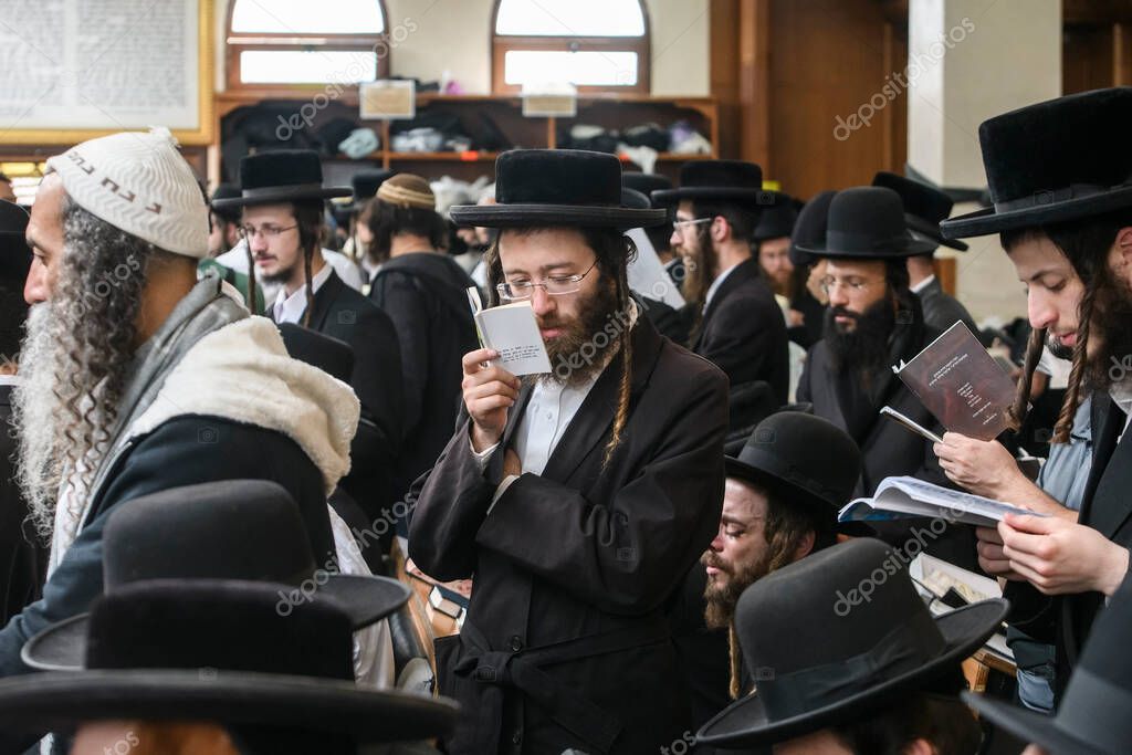 Los peregrinos judíos ultraortodoxos rezan en la tumba del rabino ...