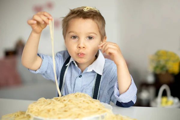 Niño comiendo fideos fotos de stock, imágenes de Niño comiendo fideos ...