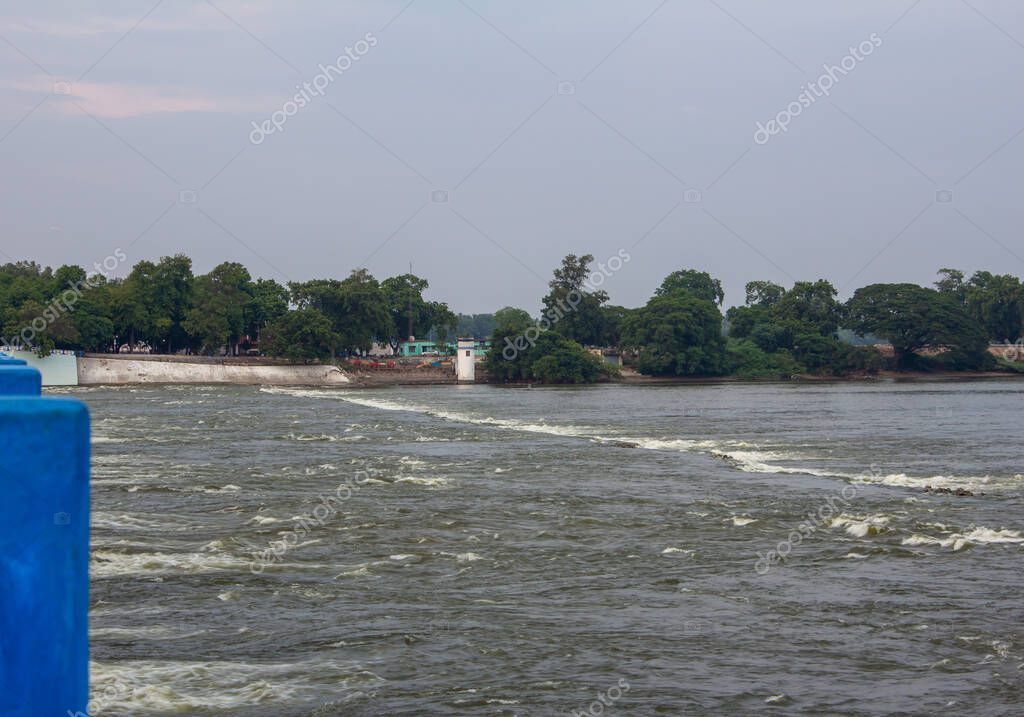 Agua liberada en el río Kaveri desde la presa superior de anaicut en ...