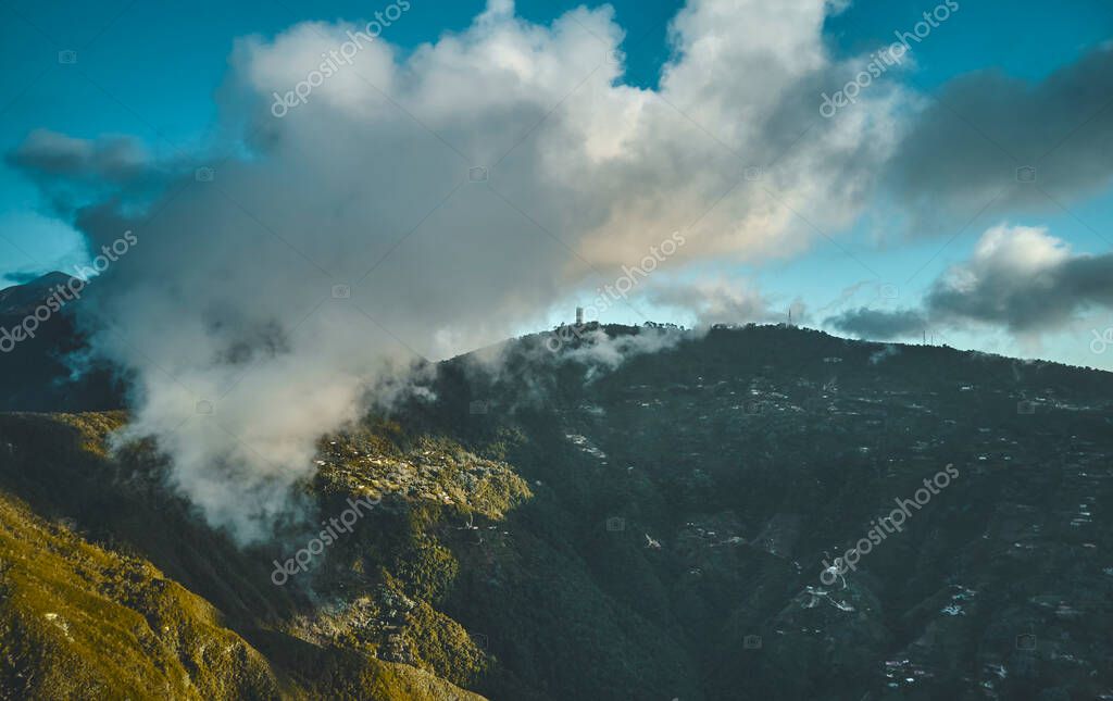 Vista panorámica desde la cima de la montaña Ávila, frente al mar ...