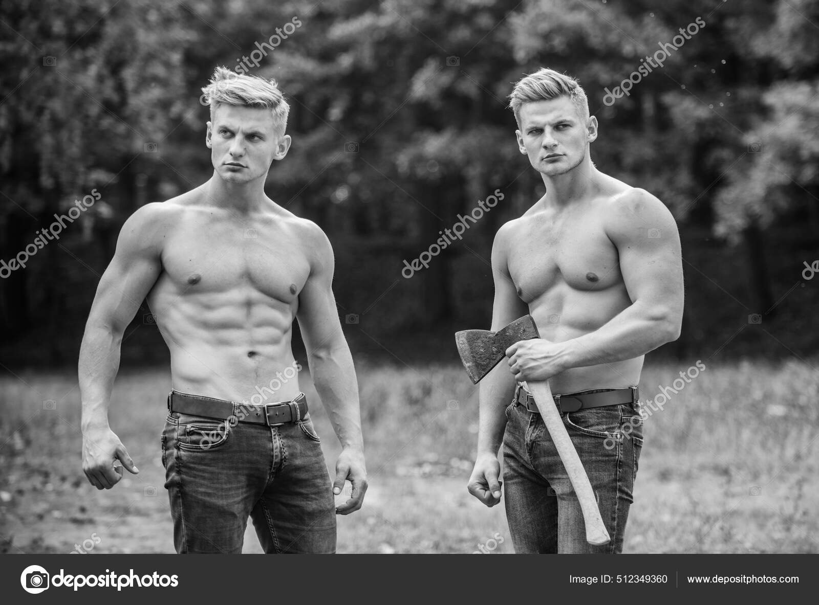 I gemelli sportivi usano l'ascia. Uomini con busto muscoloso. Concetto ...