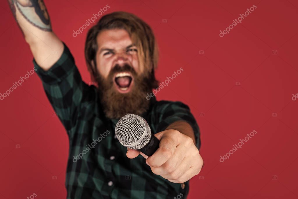 guapo barbudo chico con elegante pelo cantar canción en el micrófono ...