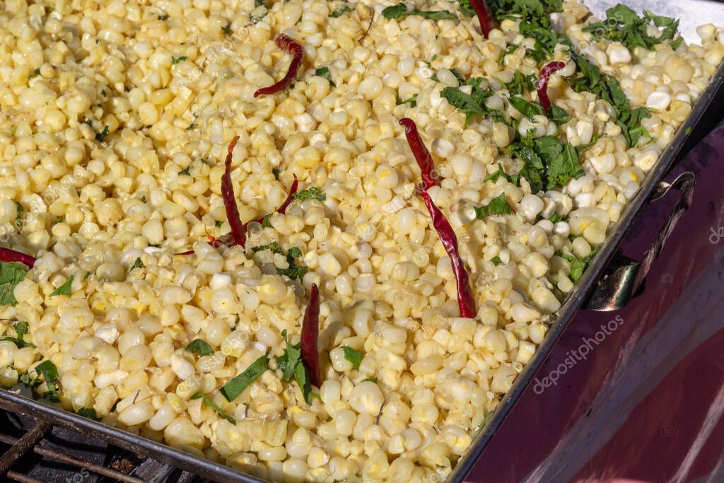 comida mexicana picante. Nueces de maíz. Esquites con chile de árbol 2022