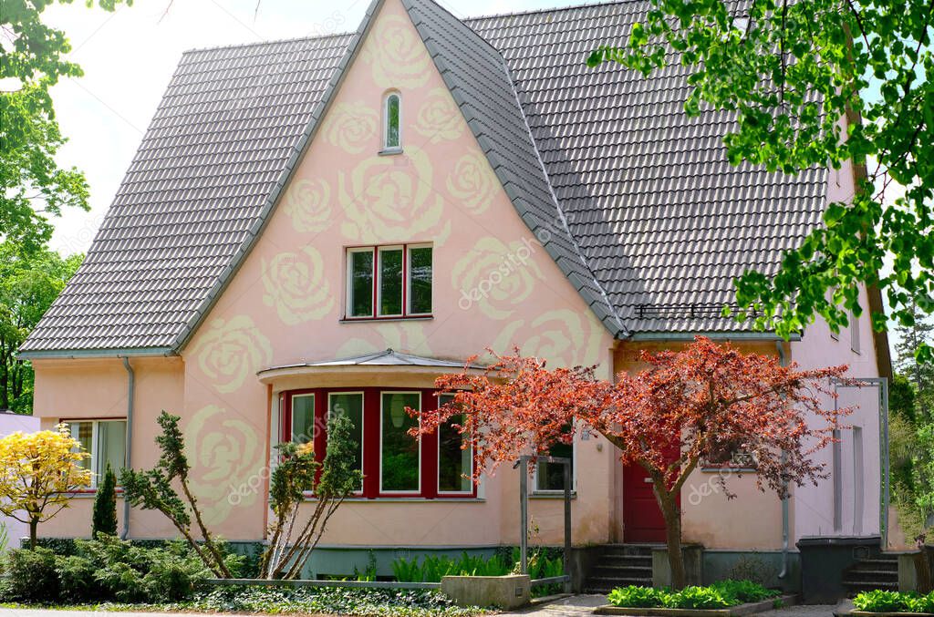 La ciudad turística de Parnu en Estonia con hermosas casas de madera ...