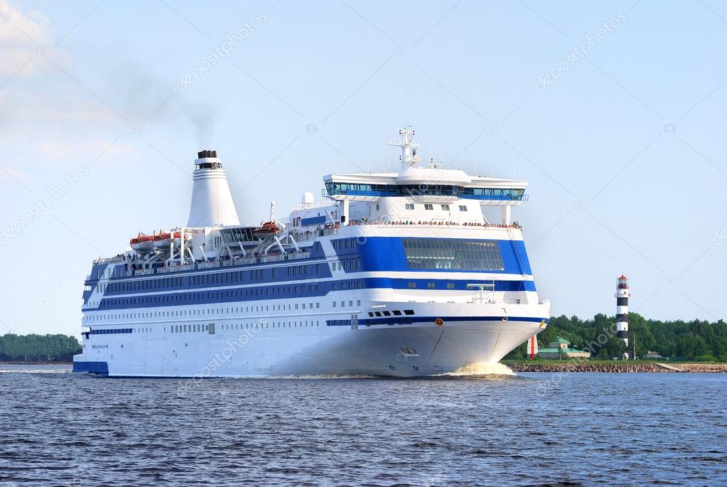 Passenger ferry leaving port Stock Photo by ©alex.stemmer 32820437