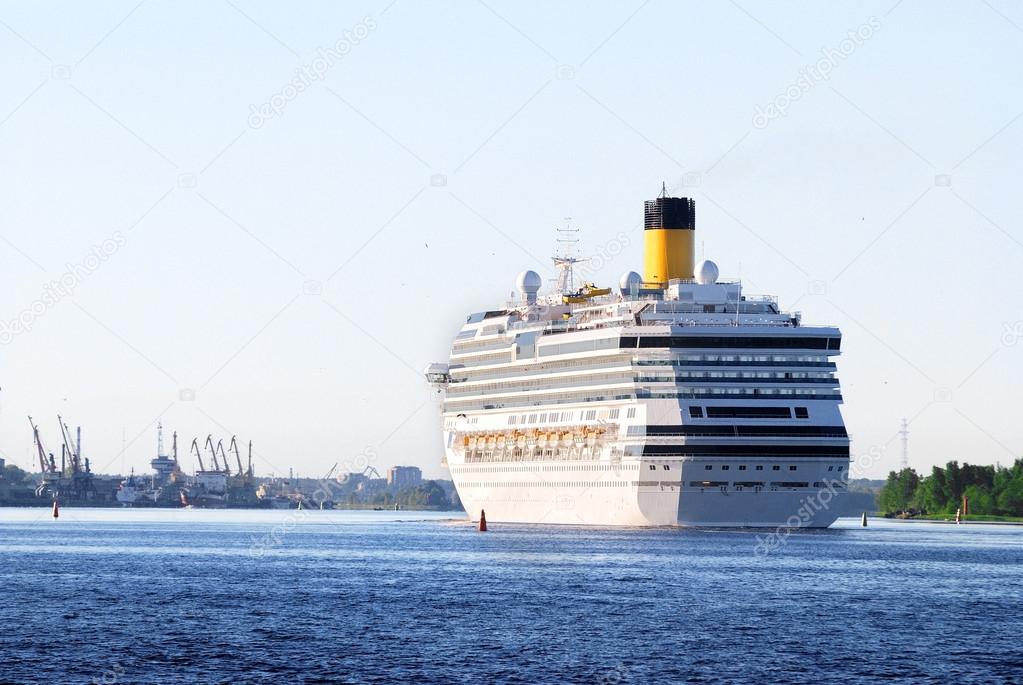 White cruise ship heading for the port — Stock Photo © alex.stemmer ...