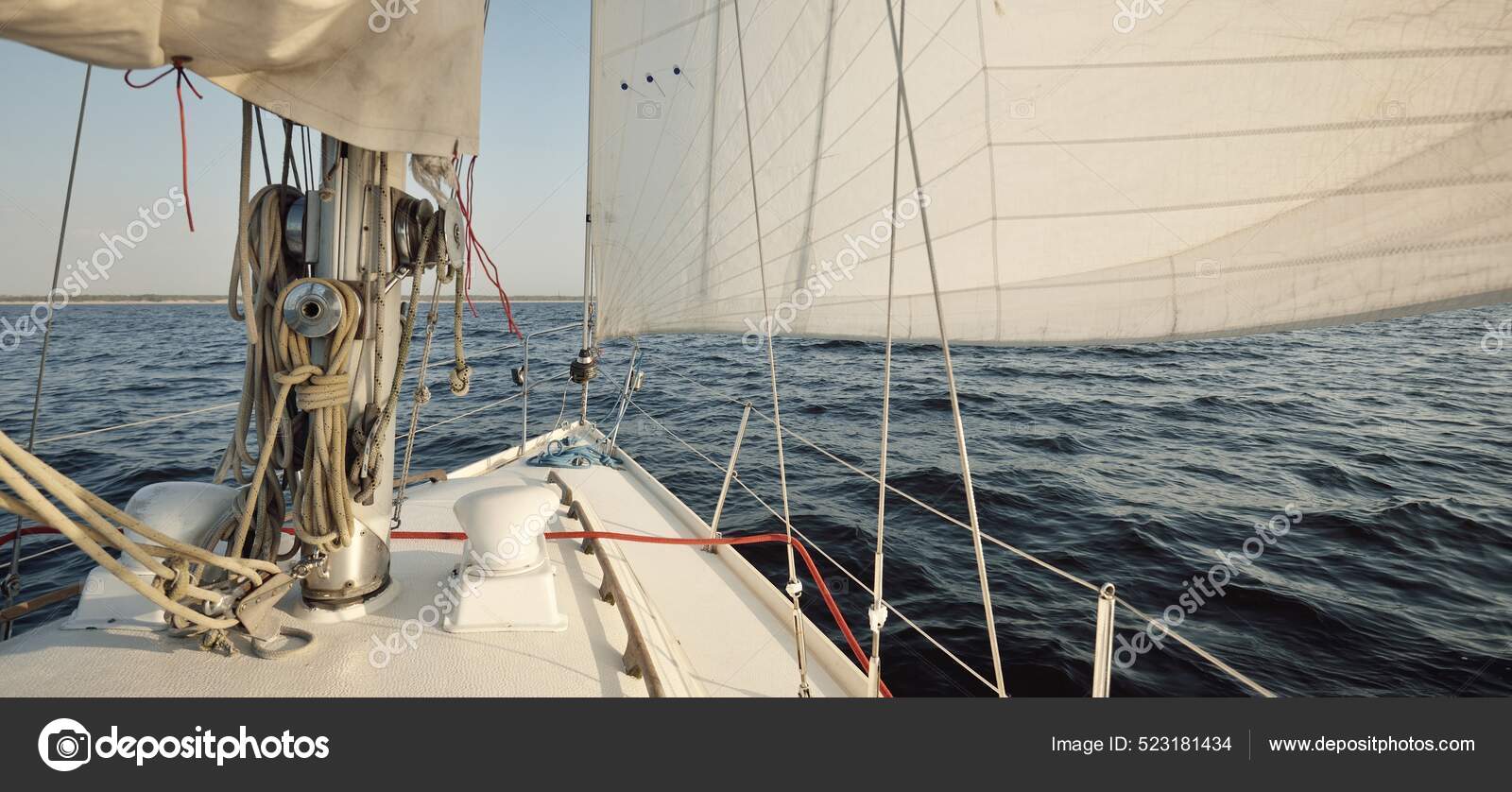 Balandra Blanca Yate Aparejado Navegando Mar Abierto Atardecer Cielo ...