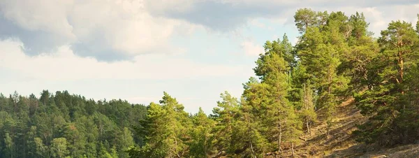 Lagos rocosos y bosques siempreverdes. Cielo dramático. Naturaleza pura ...