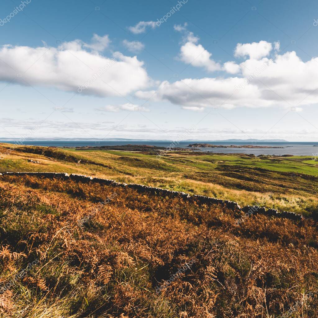 Vista panorámica de las colinas de los valles y costas rocosas de la ...
