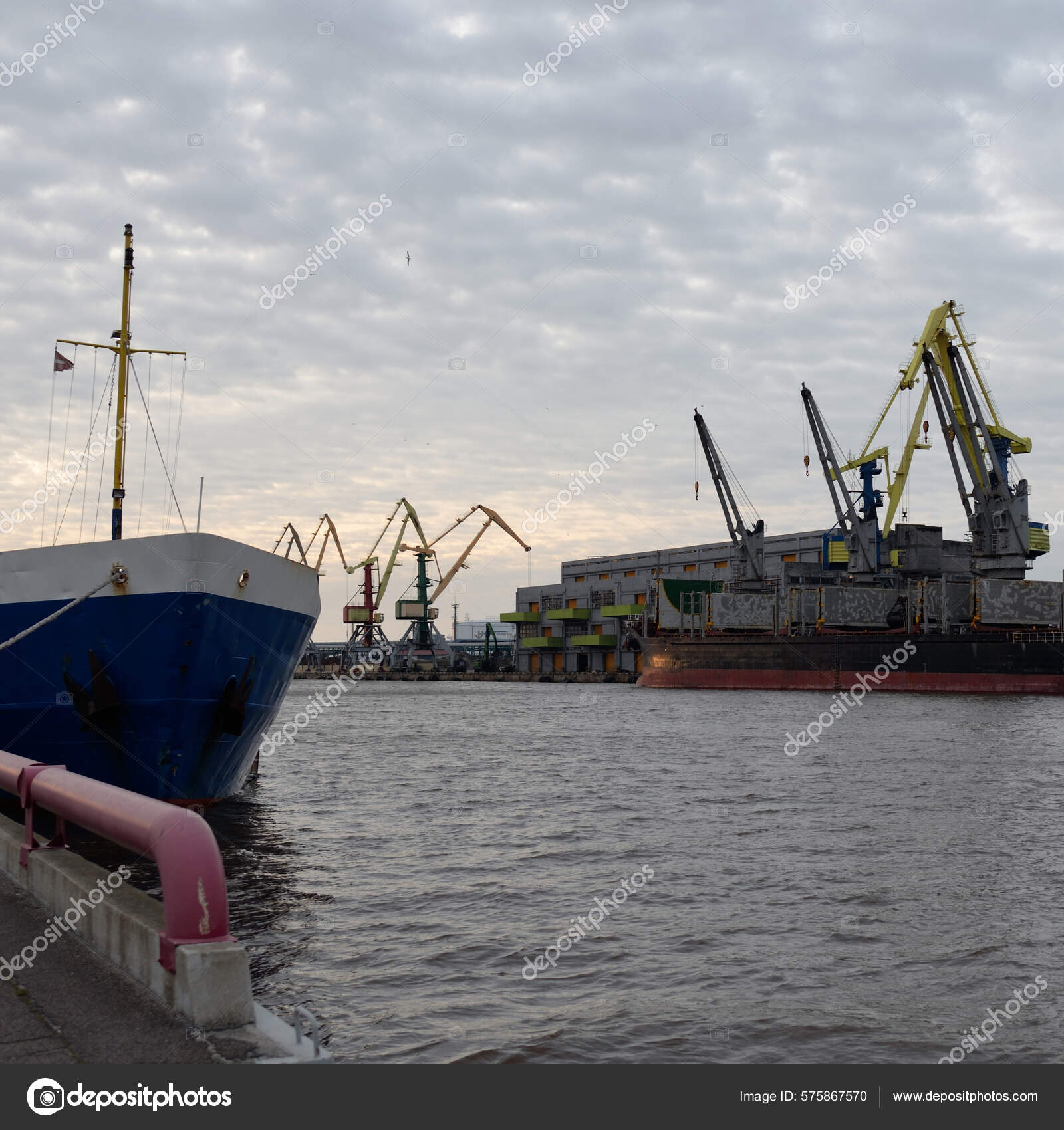 Trailing Suction Hopper Dredger Large Ship Bulk Carrier Anchored Cargo ...