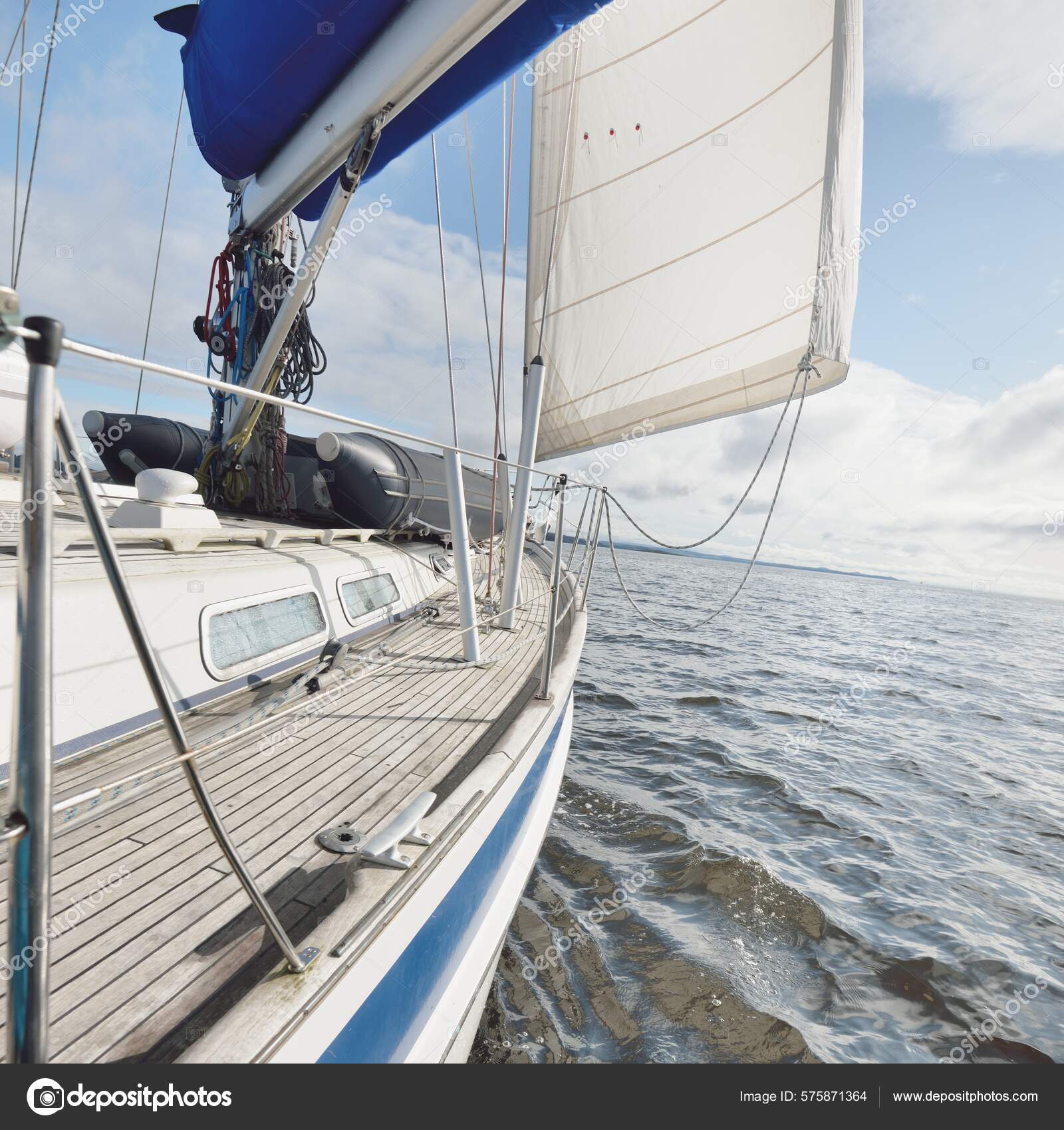 Sloop Rigged Modern Yacht Wooden Teak Deck Sailing Rocky Lake — 스톡 사진 ...