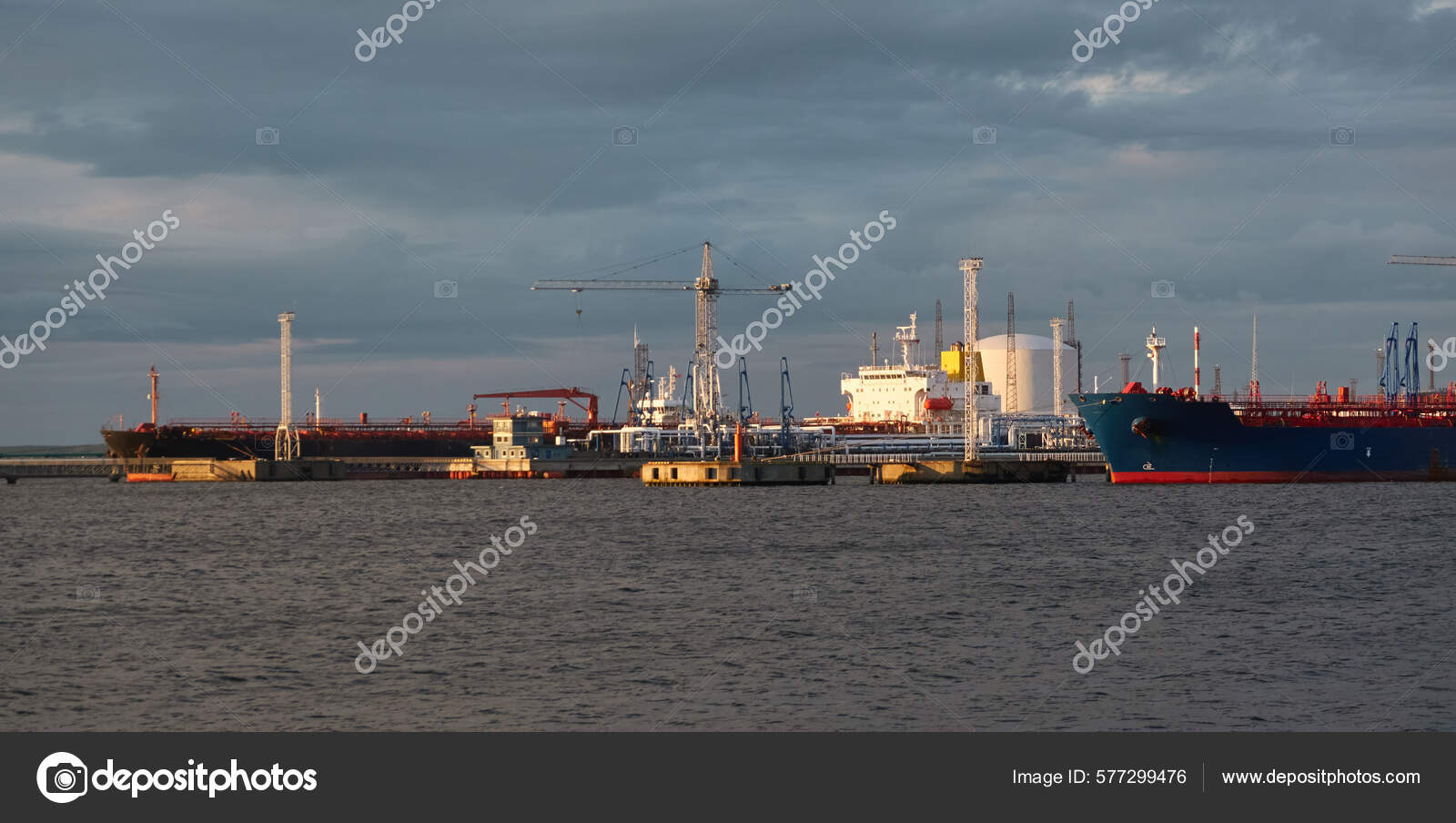 Stort Fragtskib Lastning Havneterminal Kraner Baggrunden Godstransport ...