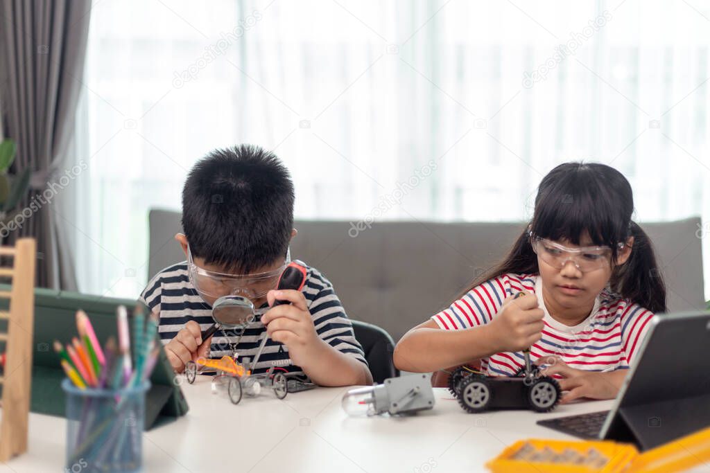 dos ni os asi ticos que se divierten aprendiendo codificaci n juntos, aprendiendo remotamente en ...