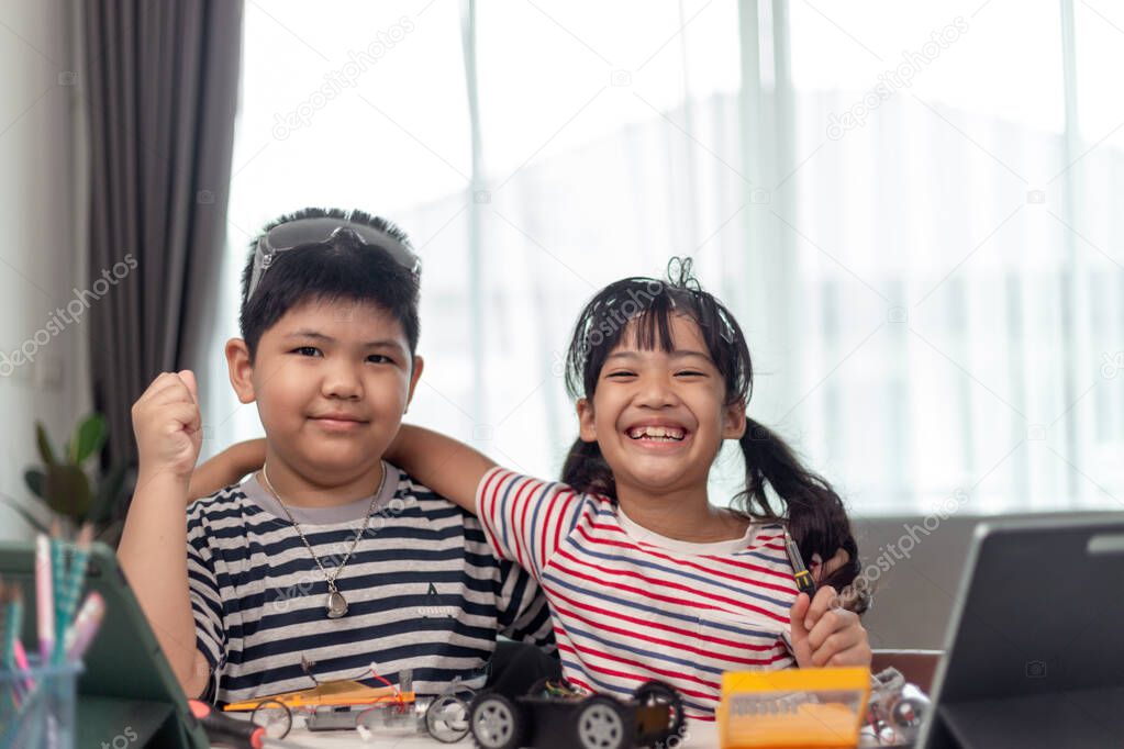 dos ni os asi ticos que se divierten aprendiendo codificaci n juntos, aprendiendo remotamente en ...