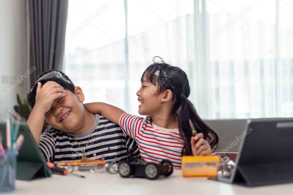 dos ni os asi ticos que se divierten aprendiendo codificaci n juntos, aprendiendo remotamente en ...