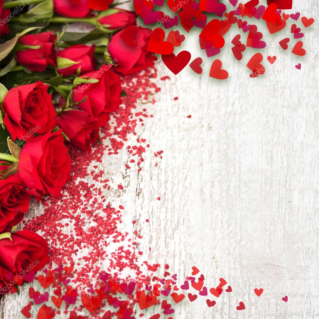 Rosas Rojas En La Mesa De Madera — Foto De Stock © M Grau 37640933