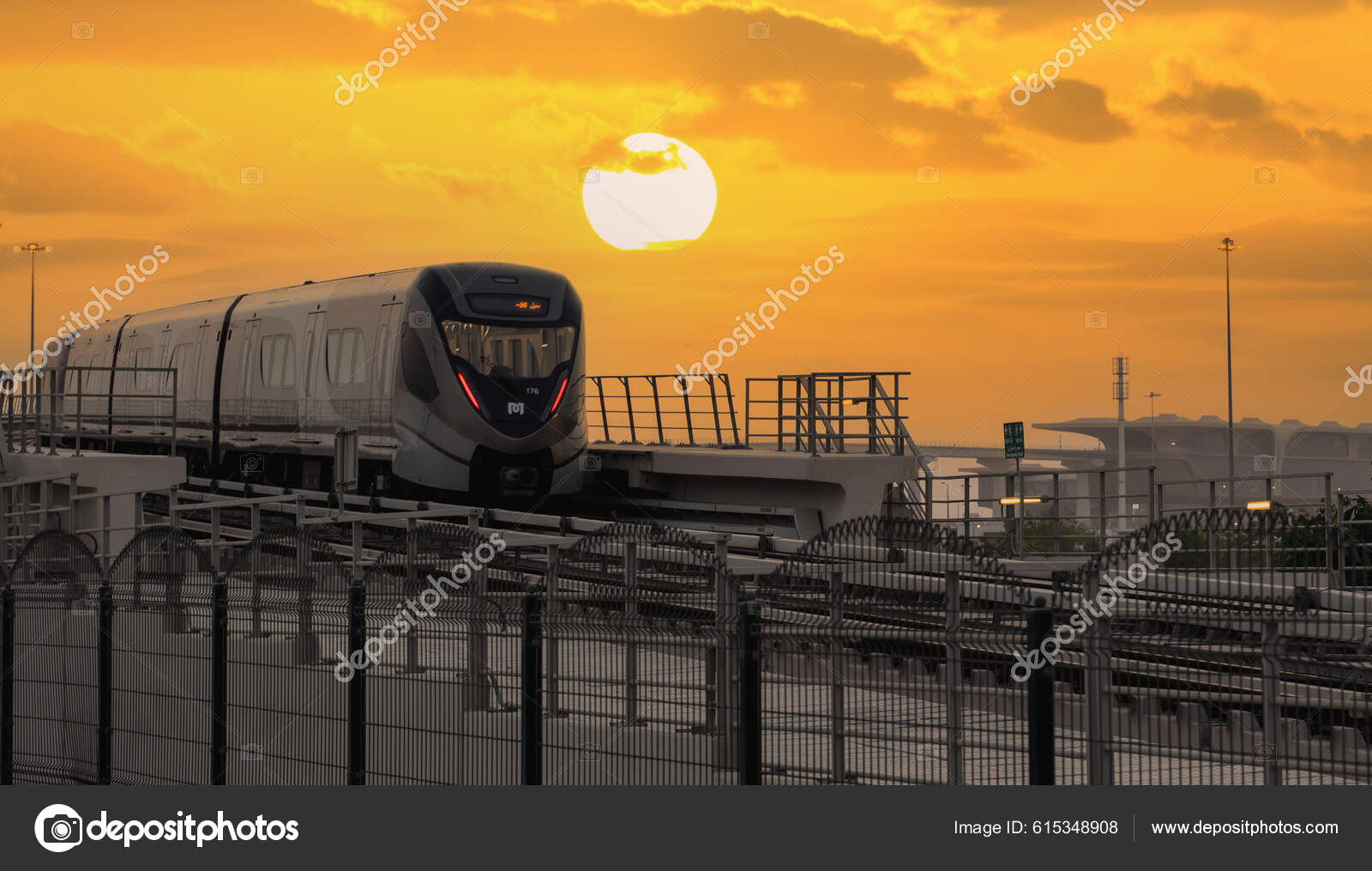 Doha Qatar June 2022 Qatar Red Line Metro Traveling Bridge — Stock ...